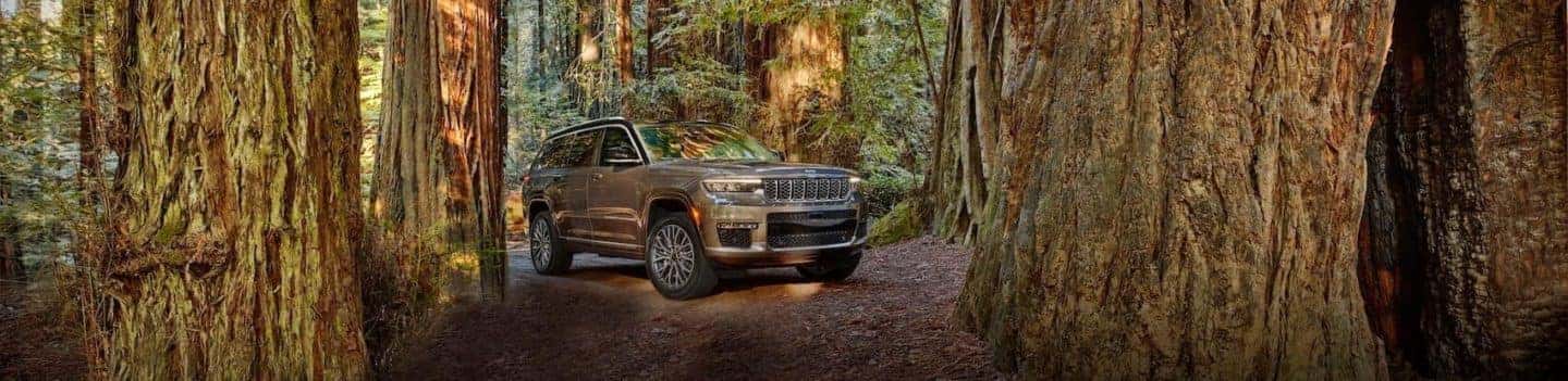 Jeep Grand Cherokee L vs Land Rover Discovery | Findlay Chrysler Jeep ...
